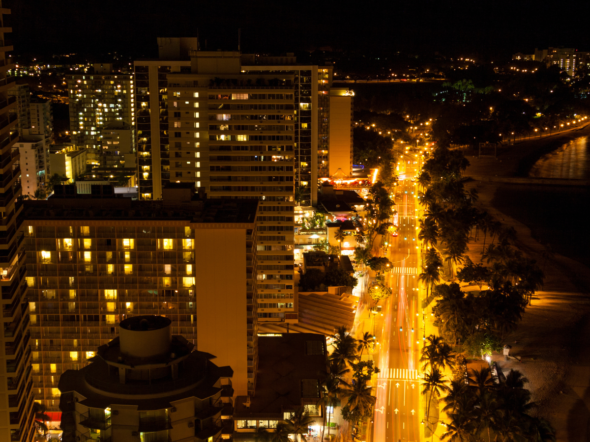 Kalakaua Avenue - Hawaii Travel Guide