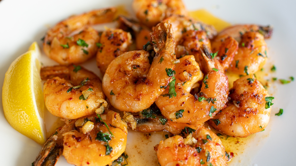 The Ultimate Guide to the Best Garlic Shrimp in Waikiki - Hawaii Travel ...