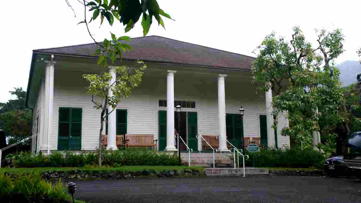 Queen Emma Summer Palace - Hawaii Travel Guide